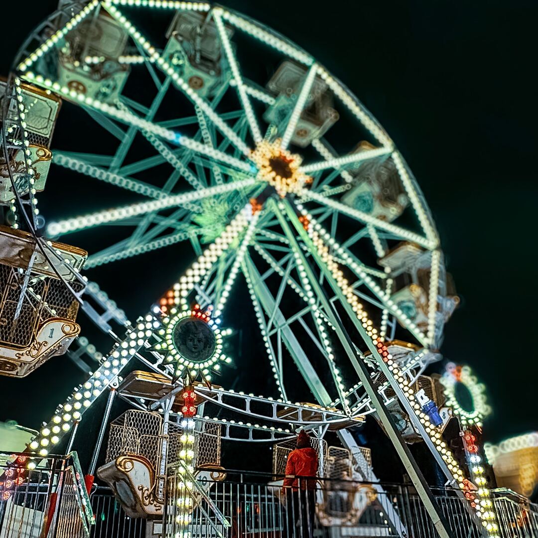 English Ferris Wheel - PartyWorks Interactive